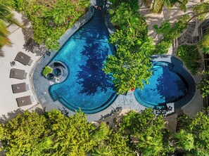 Piscina interior, piscina exterior, toldos gratuitos 