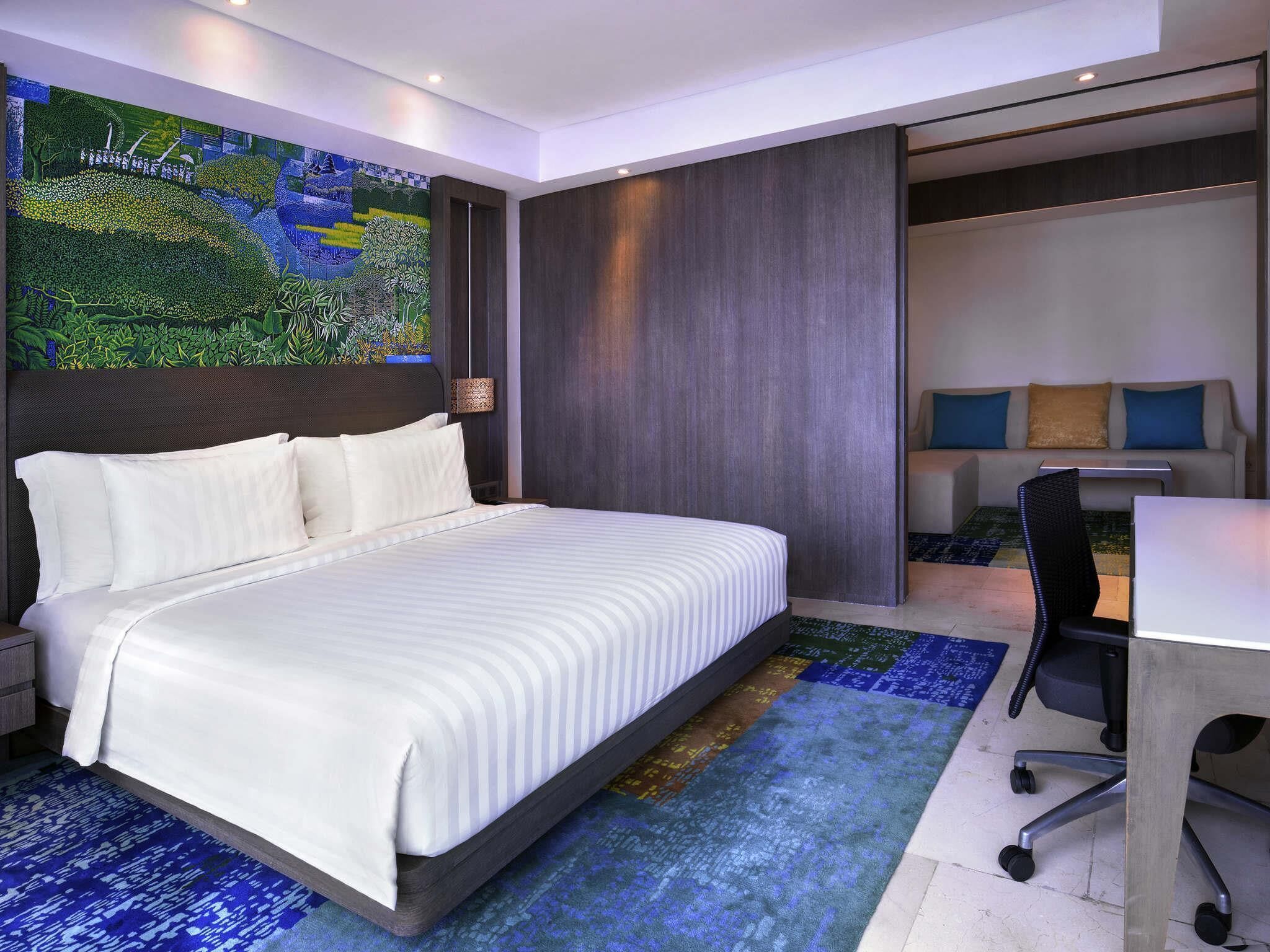 Suíte empresarial, 1 cama King | Frigobar, cofres nos quartos, escrivaninha