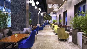 Saguão/lounge, vistas para o jardim, aberto todos os dias