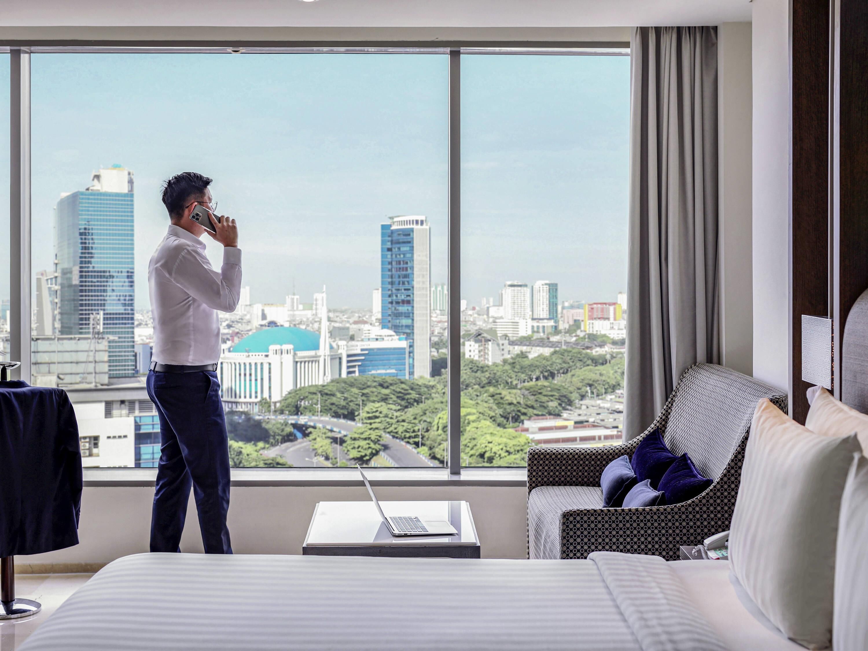Suíte executiva, 1 cama King | Frigobar, cofres nos quartos, escrivaninha