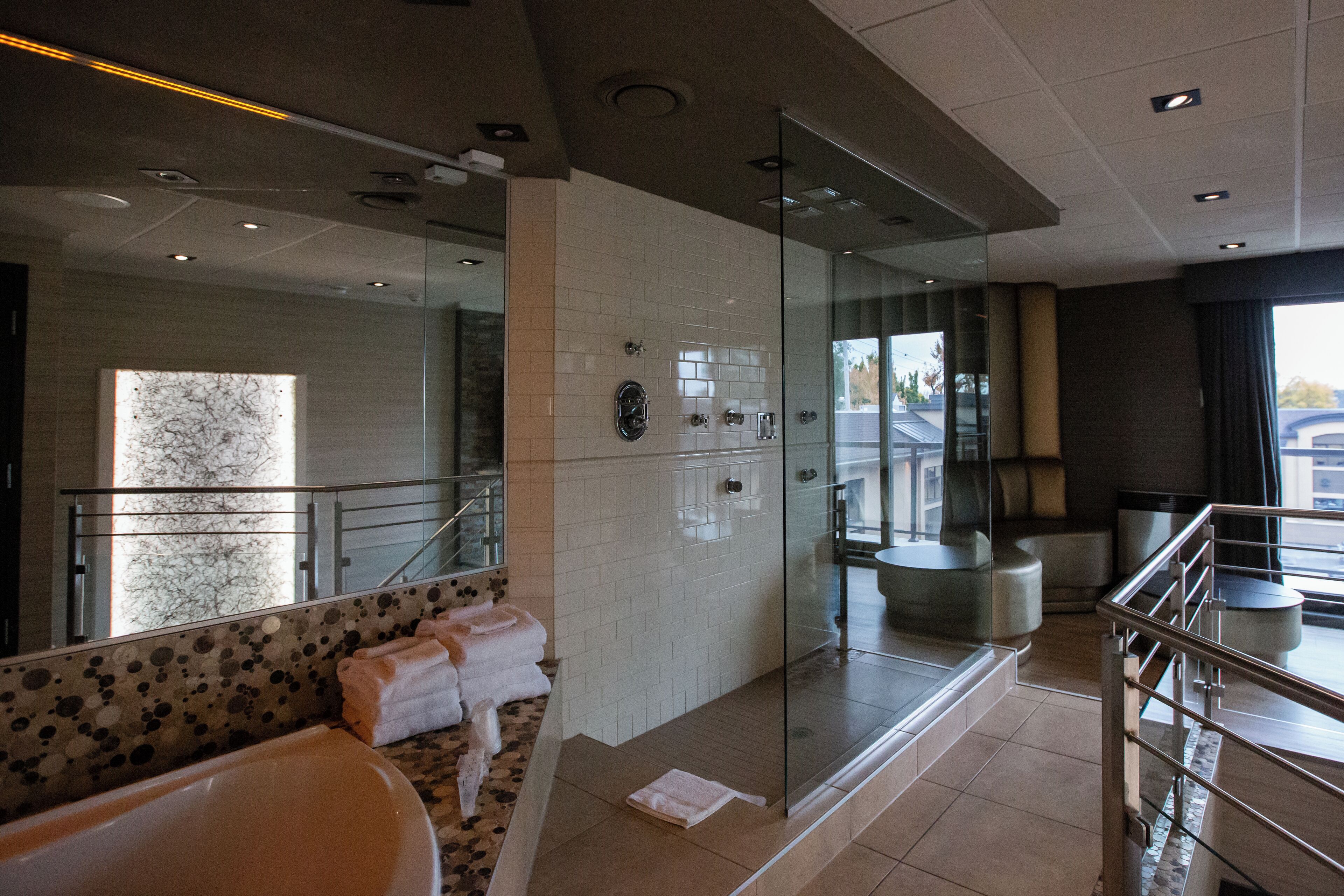 Quarto superior | Banheiro | Secador de cabelo, toalhas de banho