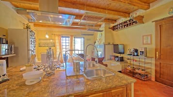 Vila, 1 quarto, piscina particular (Villa Margherita) | Cozinha privada | Geladeira grande, fogão, cooktop, lava-louças