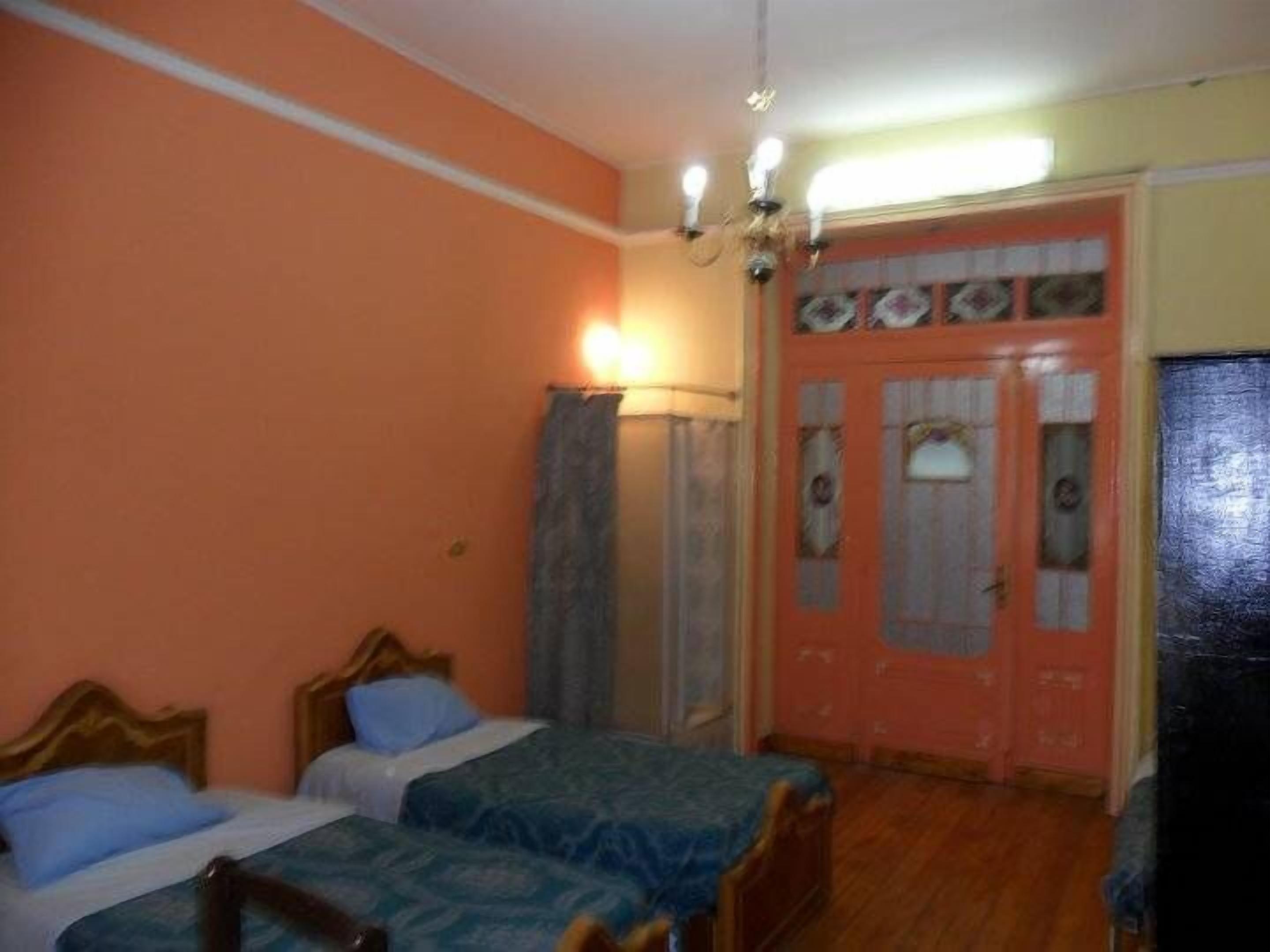 Quarto duplo, banheiro privativo, vista para a cidade (with rollaway bed) | Camas extras/dobráveis (sobretaxa), Wi-Fi de cortesia, roupa de cama