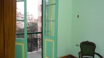 Quarto solteiro, 1 cama de solteiro, banheiro compartilhado, vista para a cidade (with rollaway bed) | Sacada
