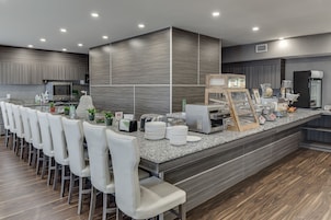 Café da manhã com buffet grátis todos os dias