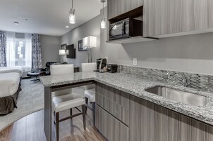 Suite Standard, 2 camas queen-size, kitchenette | Roupa de alta qualidade, secretária 