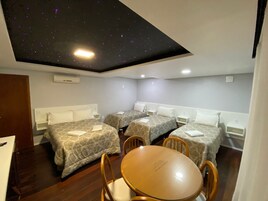 Quarto exclusivo | Escrivaninha, Wi-Fi de cortesia, roupa de cama