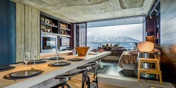 Suite de Luxo, 3 quartos | Refeições no quarto