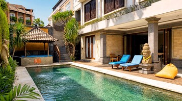 Piscina exterior, espreguiçadeiras 