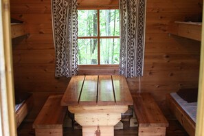 Casa de campo tradicional, banheiro compartilhado | Cofres nos quartos, escrivaninha