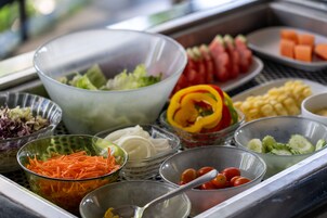 Café da manhã mediante uma taxa