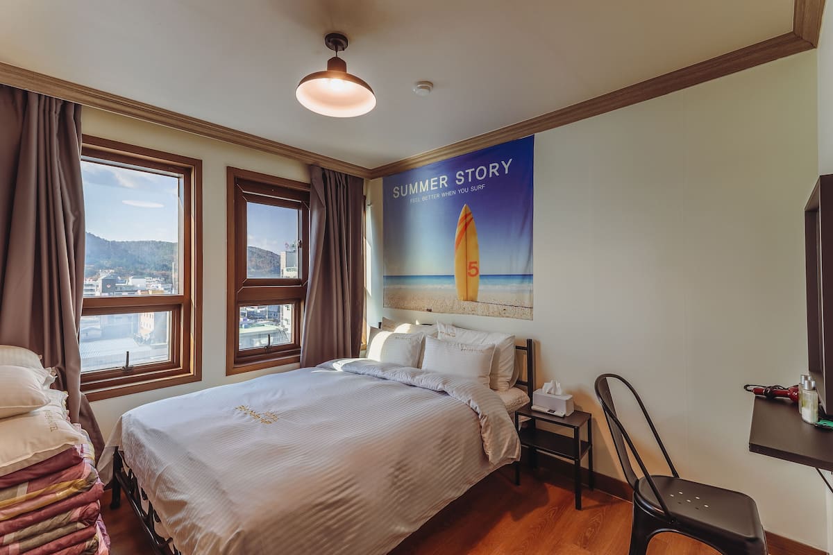 Quartos à prova de som, Wi-Fi de cortesia, roupa de cama