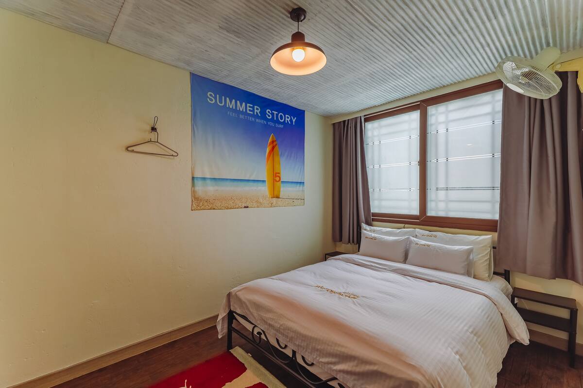 Quartos à prova de som, Wi-Fi de cortesia, roupa de cama