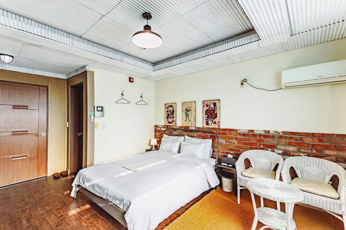 Quartos à prova de som, Wi-Fi de cortesia, roupa de cama