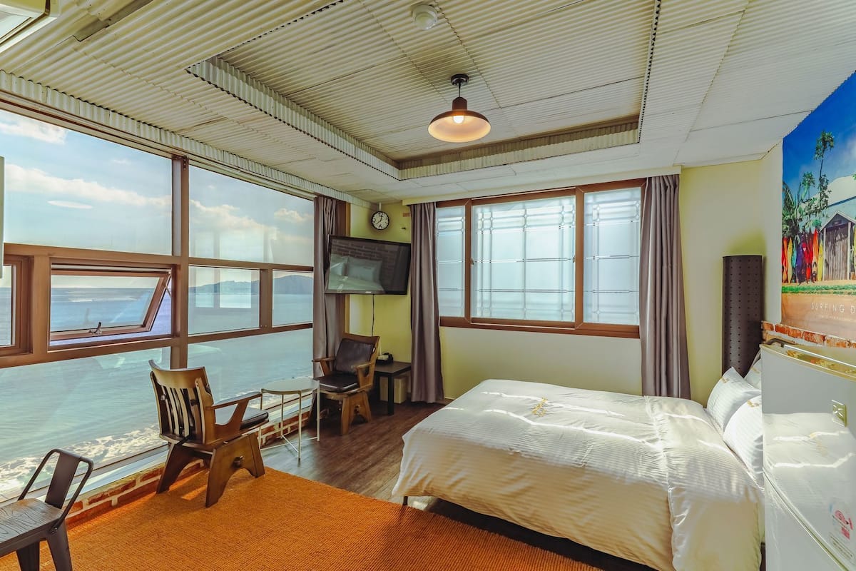 Quartos à prova de som, Wi-Fi de cortesia, roupa de cama