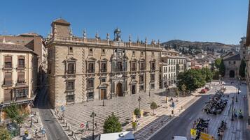 Um edifício histórico com um pátio central, rodeado por outras construções.