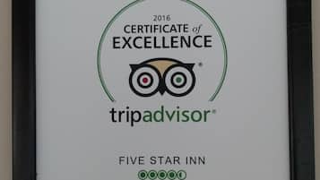 Certificado de excelência emoldurado para uma Pousada Cinco Estrelas, concedido pelo TripAdvisor em 2016.