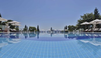 Piscina interior, piscina exterior, guarda-sóis, espreguiçadeiras