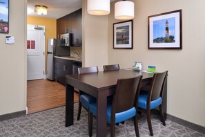 Um frigorífico, um micro-ondas, um forno, uma placa de cozinha