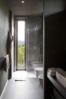 Suite Romântica, terraço | Casa de banho | Um polibã, artigos de higiene ecológicos, um secador de cabelo, roupões