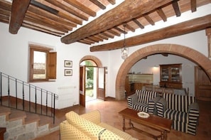 Apartamento, 3 quartos (San Donnino 5) | Sala de estar | TV de ecrã plano