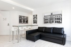 Apartamento, 2 quartos | Sala de estar | TV