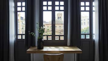 Quarto Deluxe, Vista para a cidade | Roupa de alta qualidade, cofre no quarto, com decoração personalizada