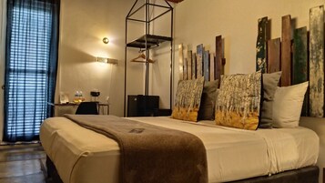 Superior with Balcony | Minibar, cofre no quarto, secretária, Wi-fi grátis