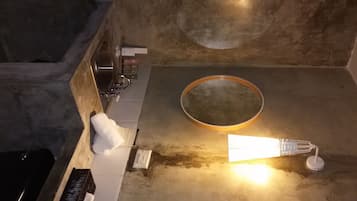 Quarto Duplo | Casa de banho | Um polibã, artigos de higiene pessoal grátis, um secador de cabelo
