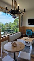 Cabana luxo, 2 quartos, vista para o lago | Área de estar | TV de tela plana