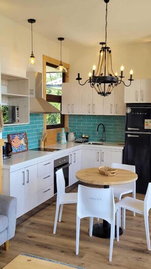 Cabana de Madeira Deluxe, 2 quartos, vista para o lago | Cozinha privada | Um frigorífico/congelador grande, um micro-ondas, um forno 