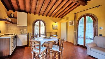 Apartamento panorâmico, 1 quarto (Casa Rossa 3) | Área de estar | TV, lareira