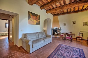 Apartamento, 1 quarto (Pozzo Dei Desideri 1) | Área de estar | TV, lareira