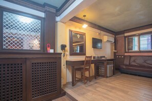 Quarto superior | Escrivaninha, Wi-Fi de cortesia, roupa de cama