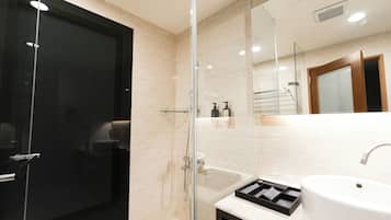 Quarto Quádruplo Deluxe | Casa de banho | Um secador de cabelo, toalhas fornecidas, papel higiénico
