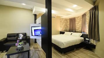 Suite Júnior, 1 cama king-size | Secretária, cortinas/cortinados opacos, ferro/tábua de engomar