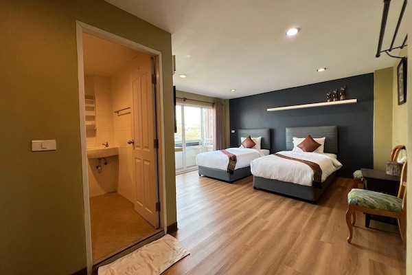 Quarto Twin Standard | Cofre no quarto, secretária, Wi-fi grátis, roupa de cama fornecida
