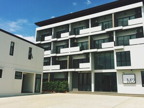 Fachada do alojamento (tarde/noite)