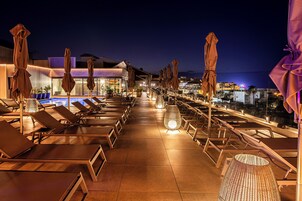 Piscina exterior, da(s) 10:00 à(s) 18:00, guarda-sóis, espreguiçadeiras 