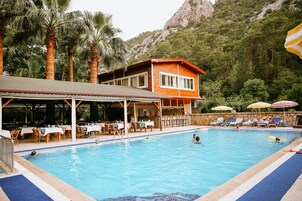 Piscina externa, funciona das 9h às 18h, guarda-sóis, espreguiçadeiras