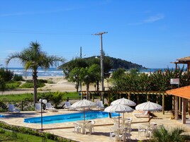 2 piscinas externas, guarda-sóis, espreguiçadeiras