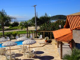 2 piscinas externas, guarda-sóis, espreguiçadeiras