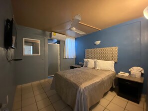 Quarto, 1 cama de casal | Ferros/tábuas de passar roupa, Wi-Fi de cortesia, roupa de cama