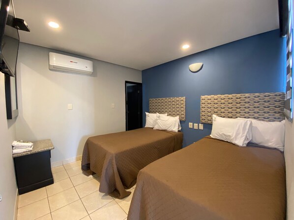 Quarto, 2 camas de solteiro | Ferros/tábuas de passar roupa, Wi-Fi de cortesia, roupa de cama