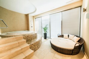 Banheira de hidromassagem interior