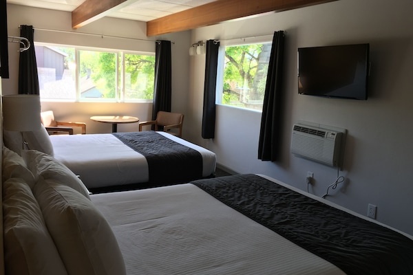 Quarto, 2 camas Queen | Wi-Fi de cortesia, roupa de cama