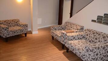 Área de estar no saguão