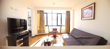 Suíte superior | Área de estar | TV LED 42 polegadas com canais digitais, livros, serviços de streaming