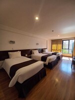 Quarto triplo | Roupas de cama antialérgicas, cofres nos quartos, escrivaninha