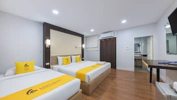 Quarto triplo luxo | Frigobar, ferros/tábuas de passar roupa, Wi-Fi de cortesia